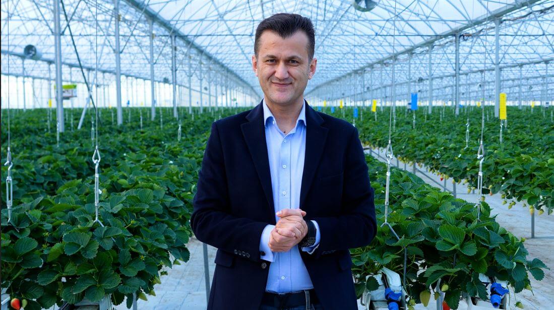 TÜRKİYE'NİN EN YÜKSEK TEKNOLOJİLİ ÇİLEK SERASI YILDA 450 TON ÇİLEK ...